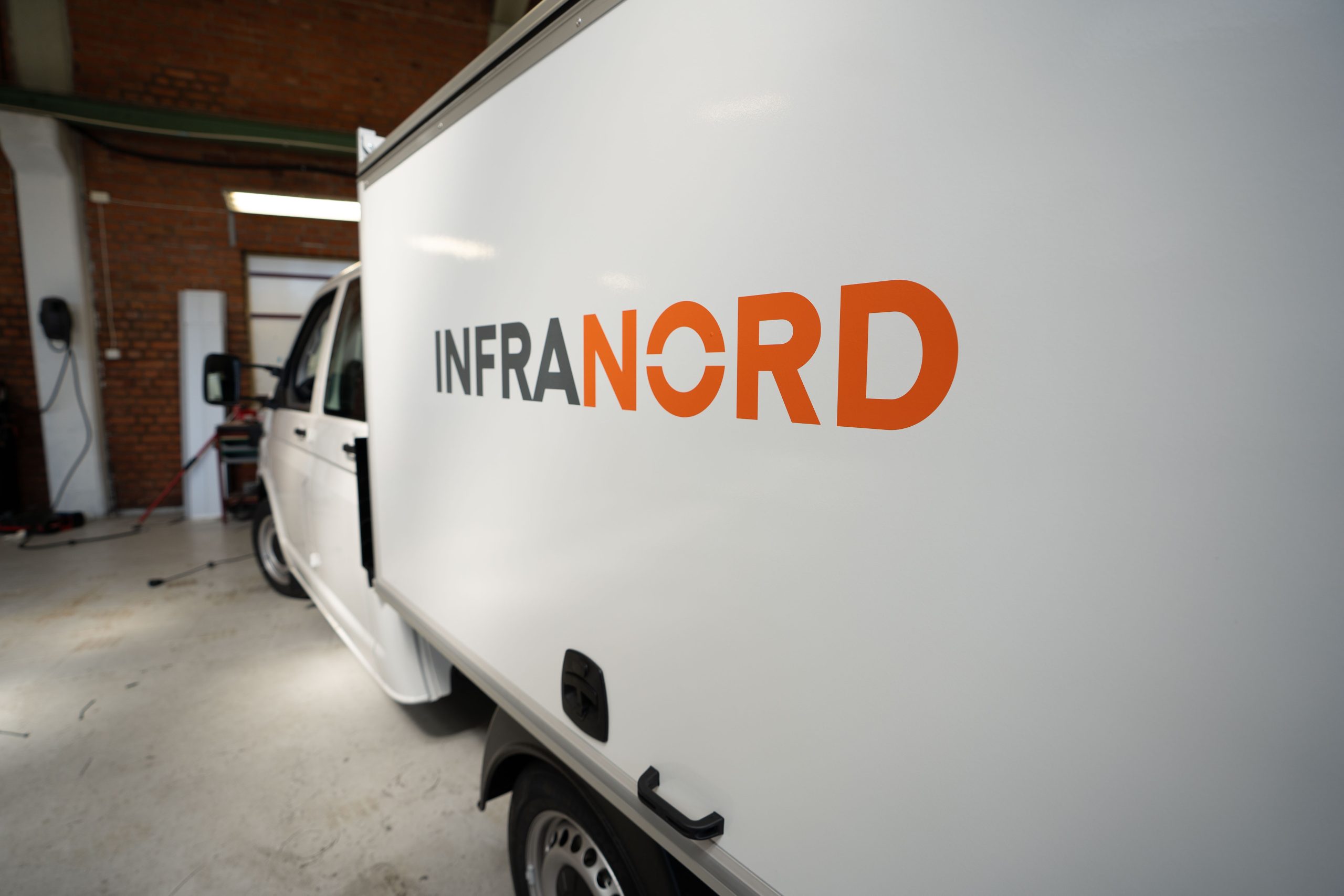 VW Transporter kåpor och skåpbilar till Infranord - Karossan